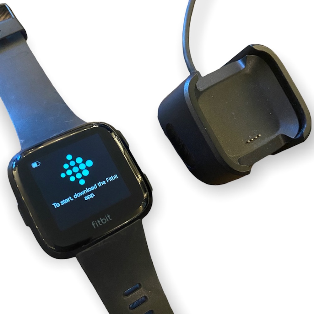 Fitbit Versa Smartwatch Model Fb504 - Gem